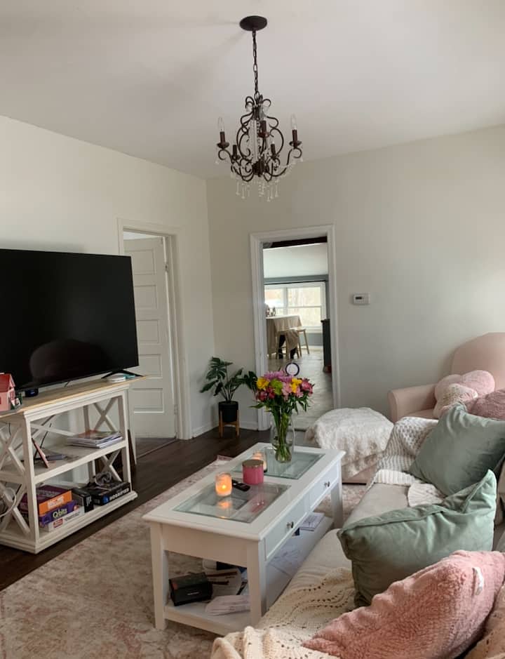 Cozy 4 Br - Gilmore Girls Vibe- Near Bw Campus - Columbia, OH