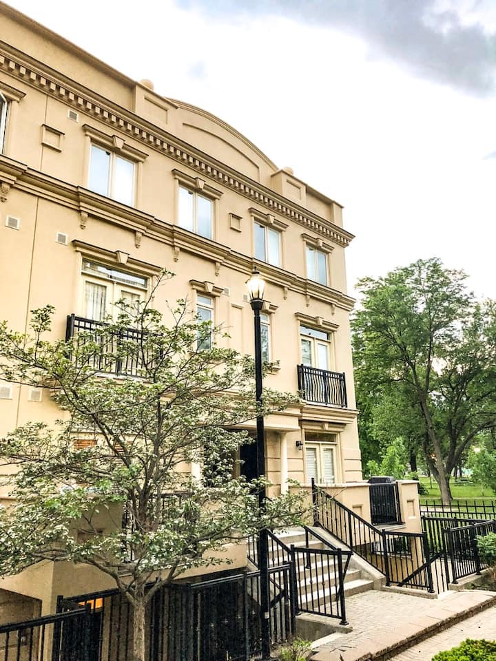 Executive 2br Home W/ Large Rooftop Terrace - Toronto