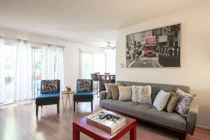 Spacious And Sunny Flat In Heart Of Weho! - West Hollywood, CA
