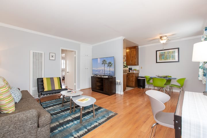 Trendy Sun-drenched 2 Bdrm Flat - West Hollywood, CA
