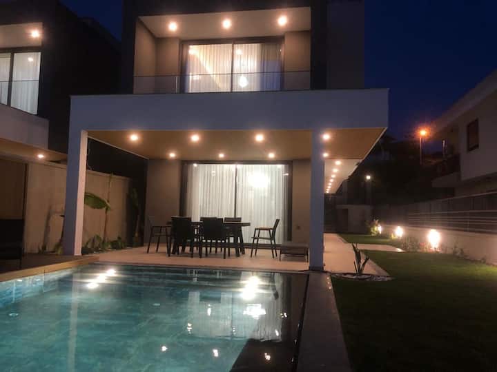 Ayayorgi Havuzlu Odalar Banyolu. - Çeşme