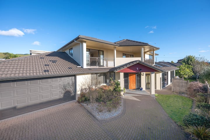 Spacious Family Friendly Home With Lake View - Rotorua