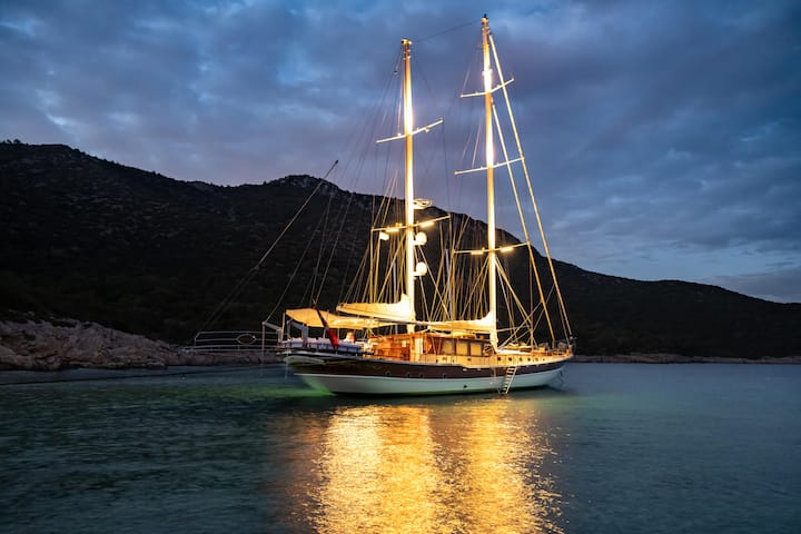 M407 - 34 Mt Luxury Gulet With 5cabins In Marmaris - Marmaris