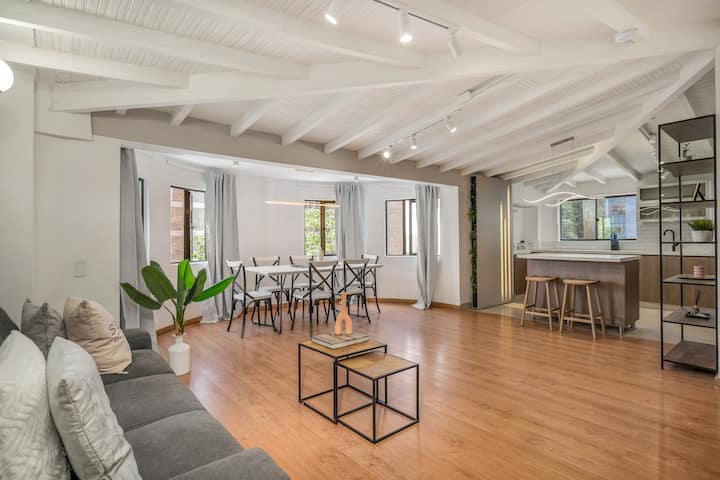 Lovely Top Floor Apart Prime Location W/ Work Desk - Medellín