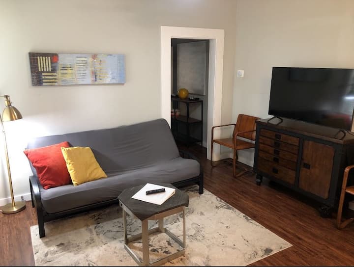 Relax In This Adorable 1br/1ba Close To Downtown - Alamo Heights, TX