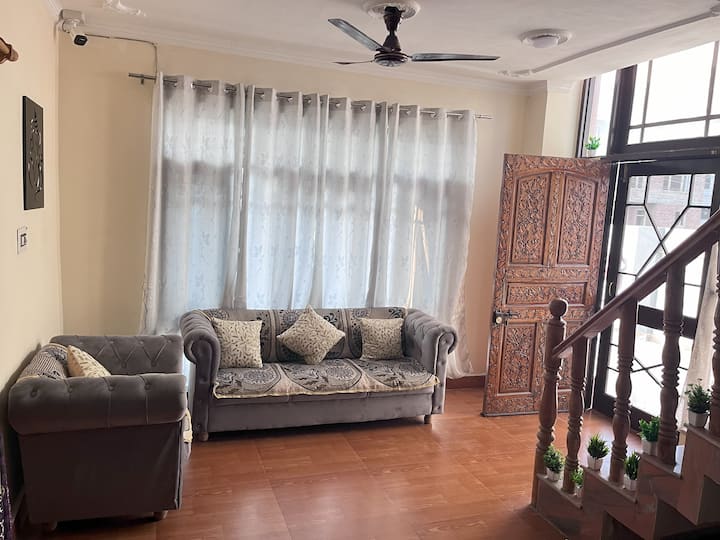 Zinnia West - Srinagar