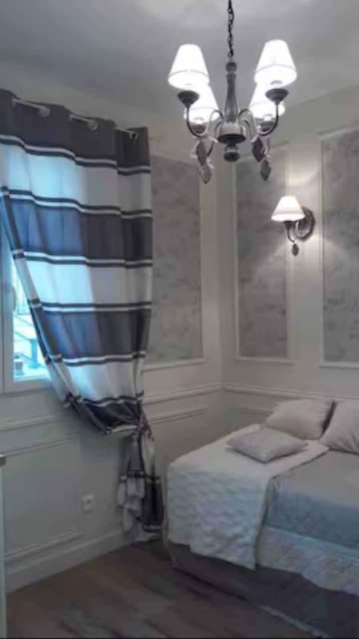 Near Montmartre, 100 Meters To Metro, Calm, Wi-fi - Paris