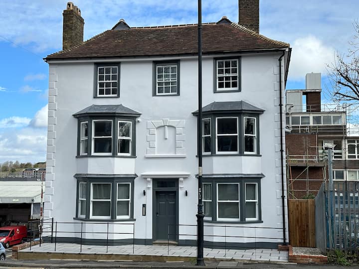 Stylish & Modern Apartment #8 | New Road, Chatham - Chatham