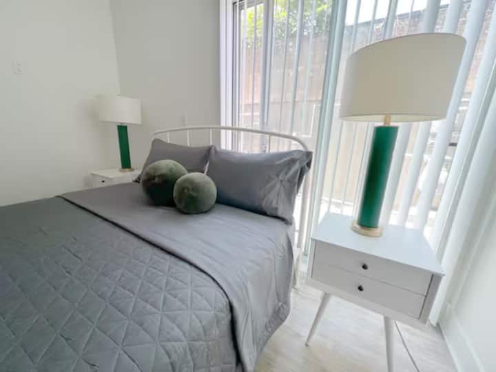 Private Bedroom For Rent In Hollywood. - Los Angeles, CA