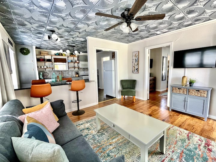 Beautifully Styled Home With Garage! - San Antonio, TX