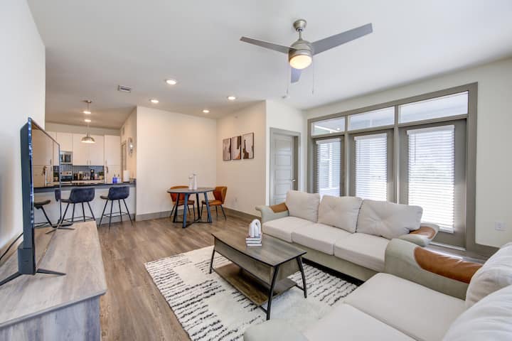 Modern Haven W/ Patio View - The Woodlands, TX