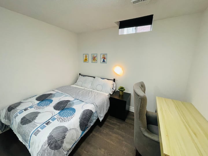 Mickey Home Sleeps 4 Free Parking - Toronto