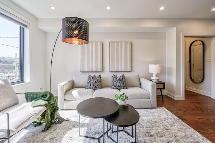 Sep Deal/toronto/3bdrs/subway/greektown/2 Parkings - Toronto