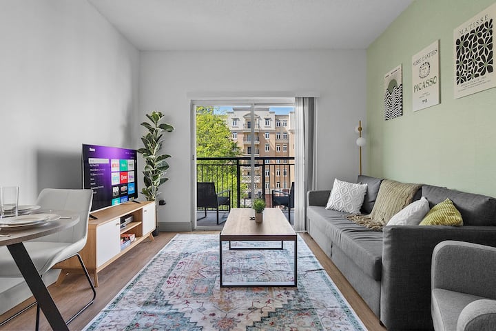 Cozy Urban Getaway | Stadium, Free Parking, Gym - Charlotte, NC