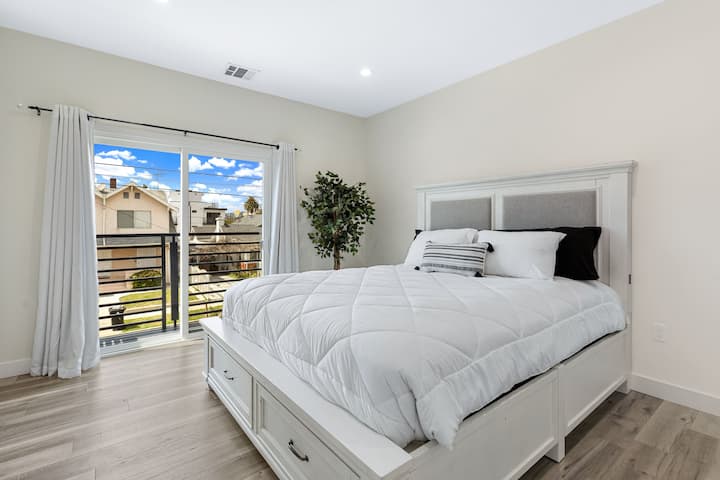 Private King Bedroom Hollywood 2 - Hollywood, CA