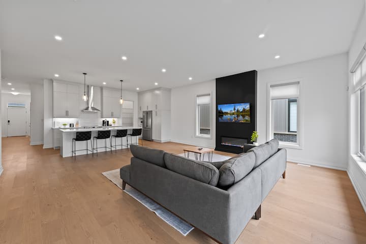 Modern 3-bedroom Home, 10 Mins To Falls & Golf - Niagara Falls