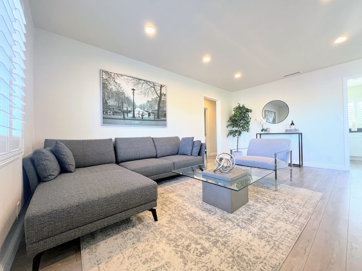 Modern And Cozy House In Encino - San Fernando, CA