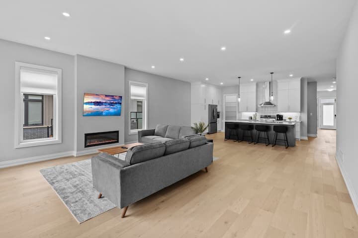 Modern 3-bedroom Home, 10 Mins To Falls & Golf - Niagara Falls