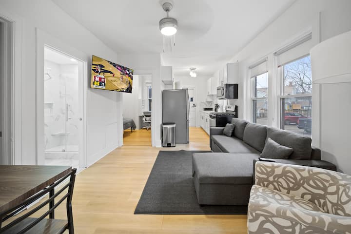 Spacious 3bd Retreat | Steps From Michigan Stadium - Ann Arbor, MI