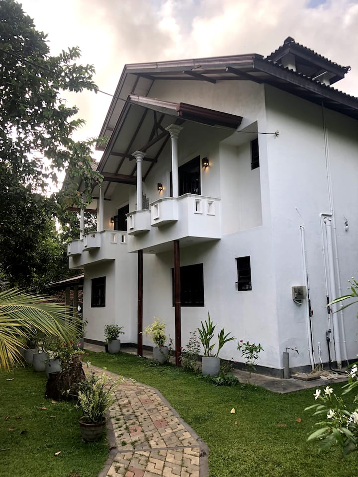 Cheerful, Spacoius And Accomodating Villa - Sri Lanka