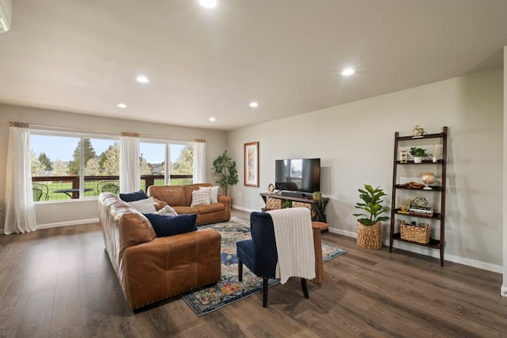 Bremerton 3-story Bungalow - Bremerton, WA