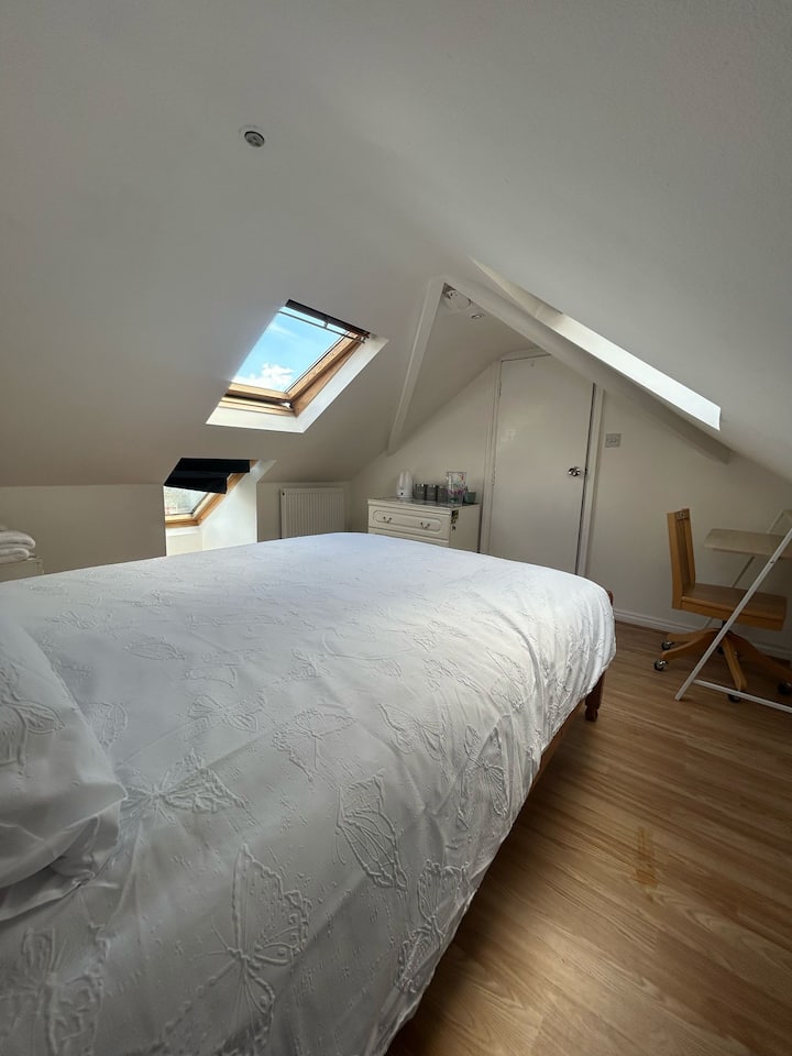 Double Attic Room No:(6 )Shared Kitchen, Bathroom - Cambrige (UK)