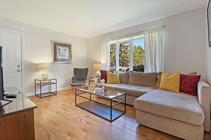Walnut Duplex (13 Mins Away From Naval Base) - North Chicago, IL