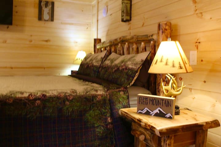 Adirondack King Studio With Private Jacuzzi & Deck - Lake George, NY