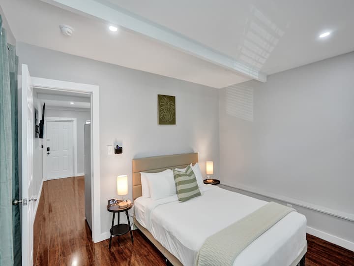 Coastal Charm: 1br Retreat Near Pompano Beach - Pompano Beach, FL