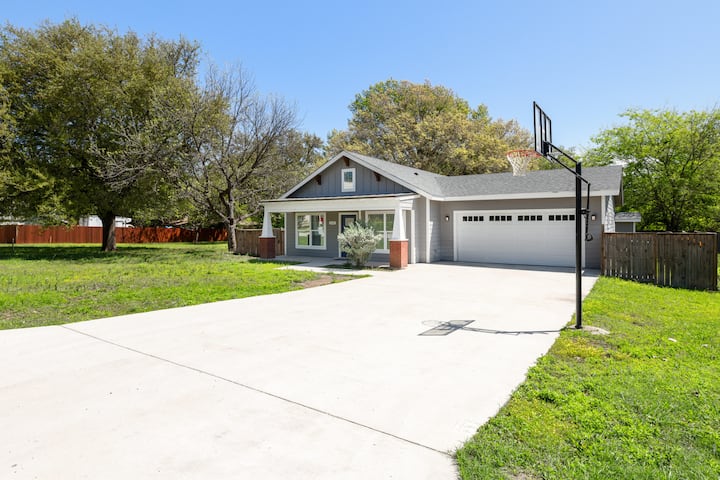 Azure, The Charming Bungalow - Marble Falls, TX