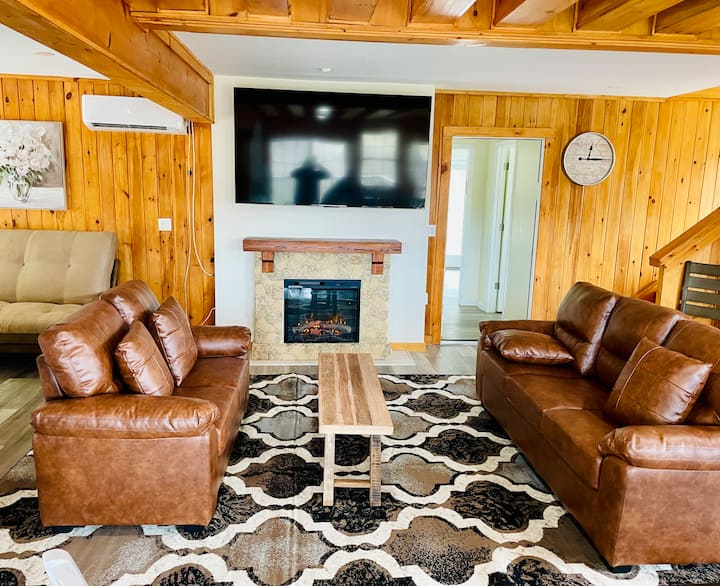 The Cozy Catskill Jewel W/ Mountain View Hot Tub - Livingston Manor, NY