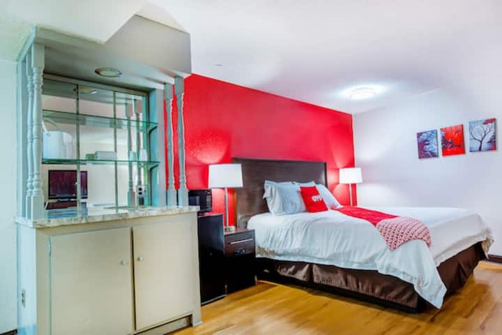 Premium King Room With Jetted - Davenport, IA