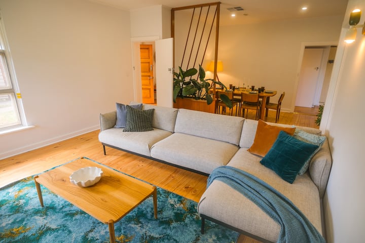 Mid-century Coastal Retreat - Glenelg