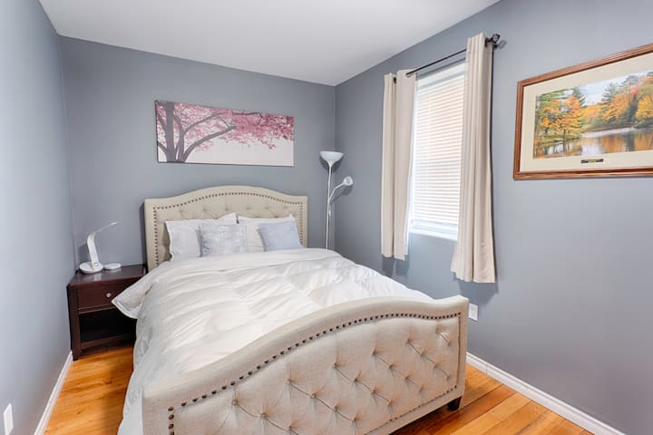 Superb Location, Walk To Everything. Free Parking - Niagara Falls