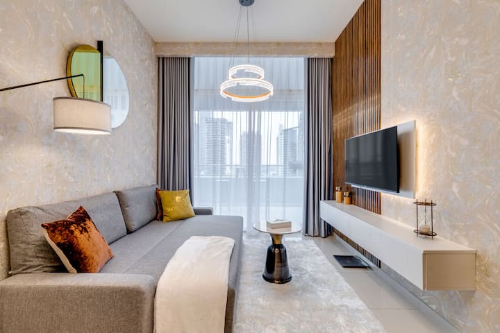 Tranquil Haven: 2-bedroom Balcony, Free Parking - Dubai