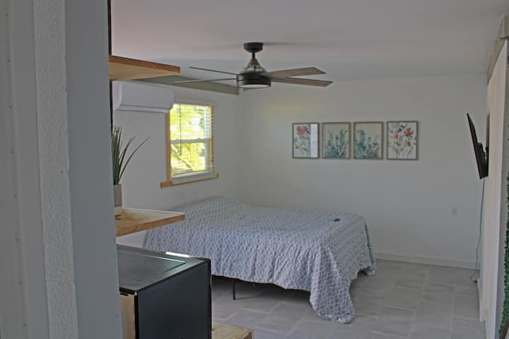 Cozy Studio Near Venice Beach & Downtown - Venice, FL