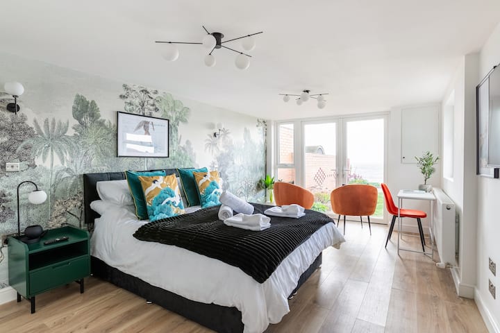 Seafront Retreat: Opulent 4br Haven For Big Groups - Kent