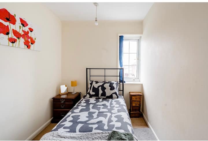 Cozy Single Bedroom In Morden - Epsom
