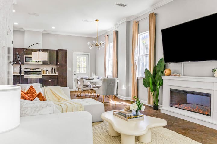 The D'town Pensacola Pearl. 3 Bed 2 Bath - Pensacola, FL