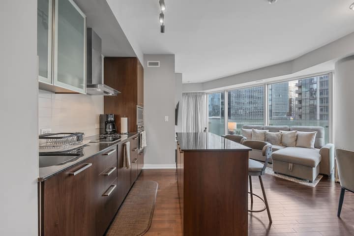 Waterfront/ent District - 2bdrm + Free Parking - Toronto