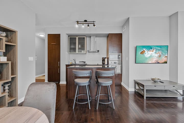 Waterfront/ent District - 2bdrm + Free Parking - Toronto