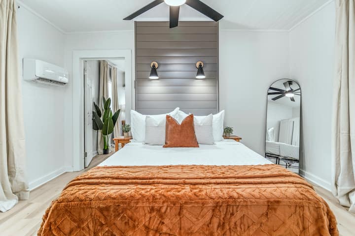 The P'cola Sunrise. 1 Bed 1 Bath Cottage - Pensacola, FL