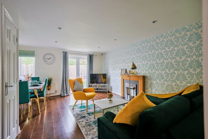 Bright, Spacious 3-bed House Near Heathrow & Hayes - Twickenham