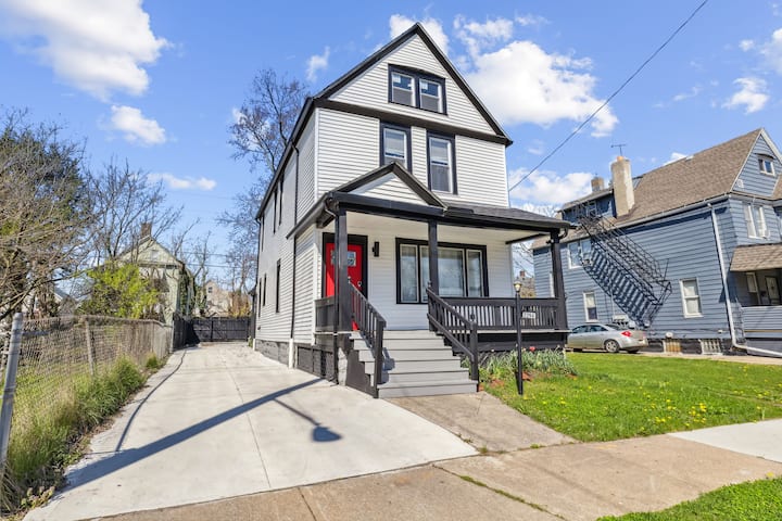 Stylish 4br Home • Close To Hospitals + Downtown - Cleveland