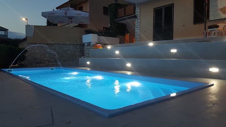 Timy Apartment With Pool - ロビニ