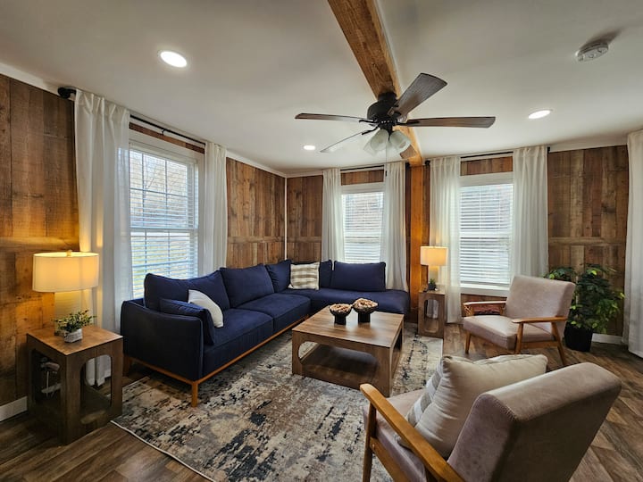 Charming Farmhouse In Oneonta - Oneonta, NY