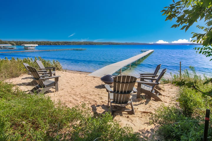 North Of Leland N Lake Leelanau Lakefront Gem - Leland, MI