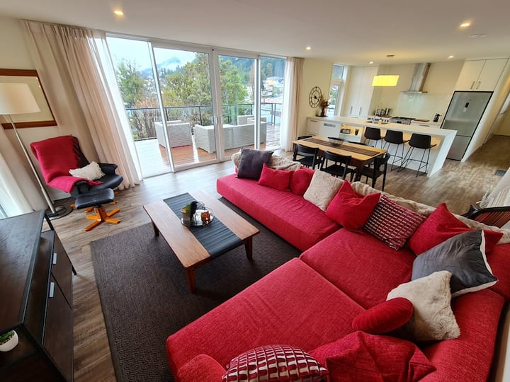 Spectacular Views & Central Location! - Queenstown, New Zealand