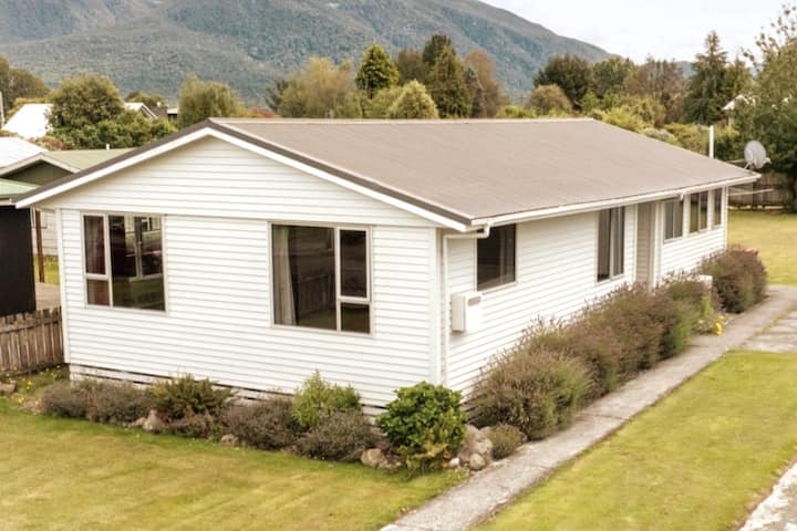 Entire Kiwi Home Close To Town - Te Anau