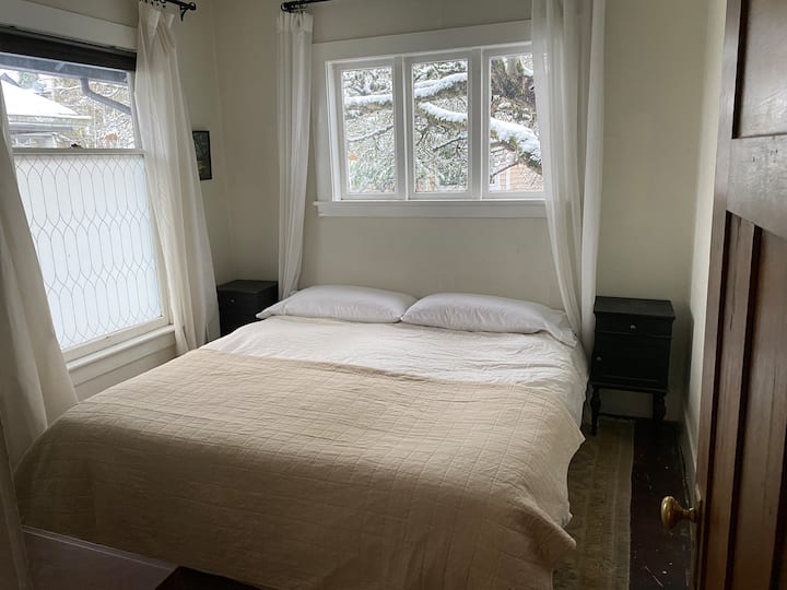 Stylish Upper Fremont Gem | Cozy, Comfy & Central - Seattle, WA